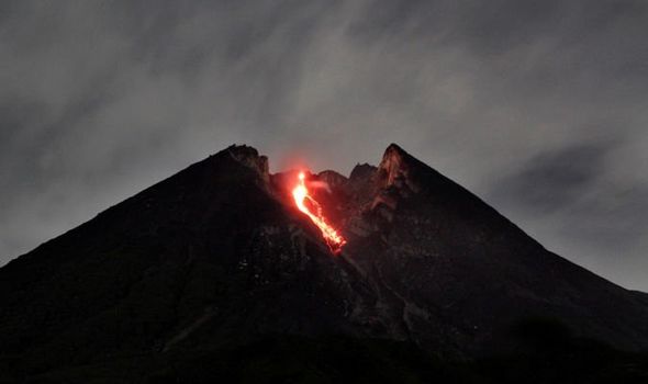 Dupla erupção do vulcão indonésio Merapi faz coluna de fumo de seis ...